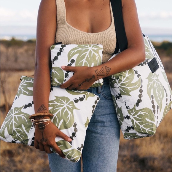 ALOHA Collection | Accessories | Aloha Collection Kukui Lei Pouchclutch ...